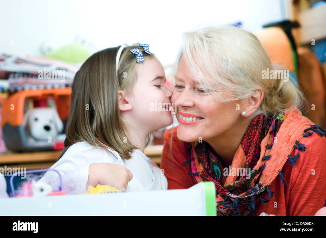 Kuss oma -Fotos und -Bildmaterial in hoher Auflösung – Alamy