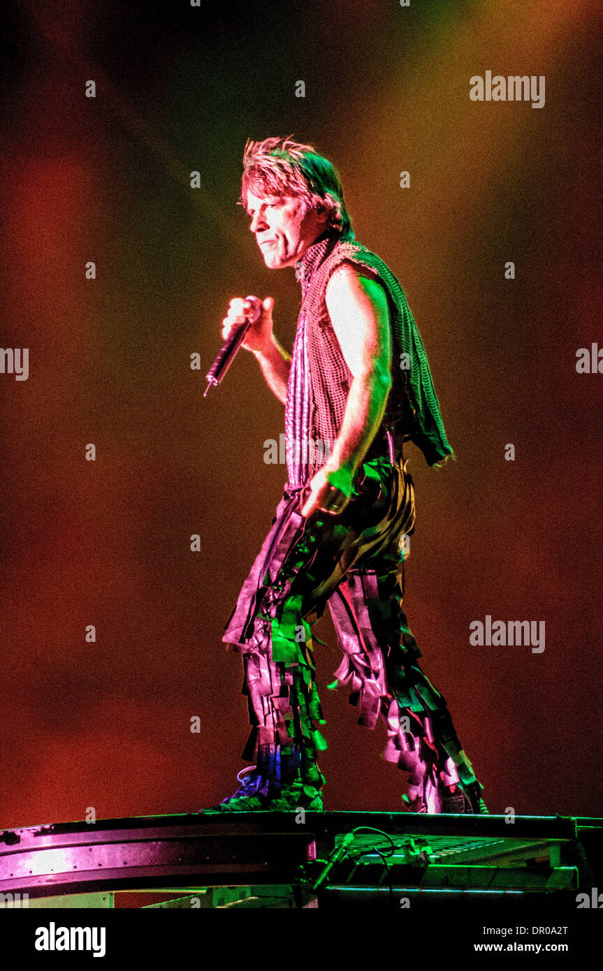 Iron maiden singer bruce dickinson -Fotos und -Bildmaterial in hoher ...