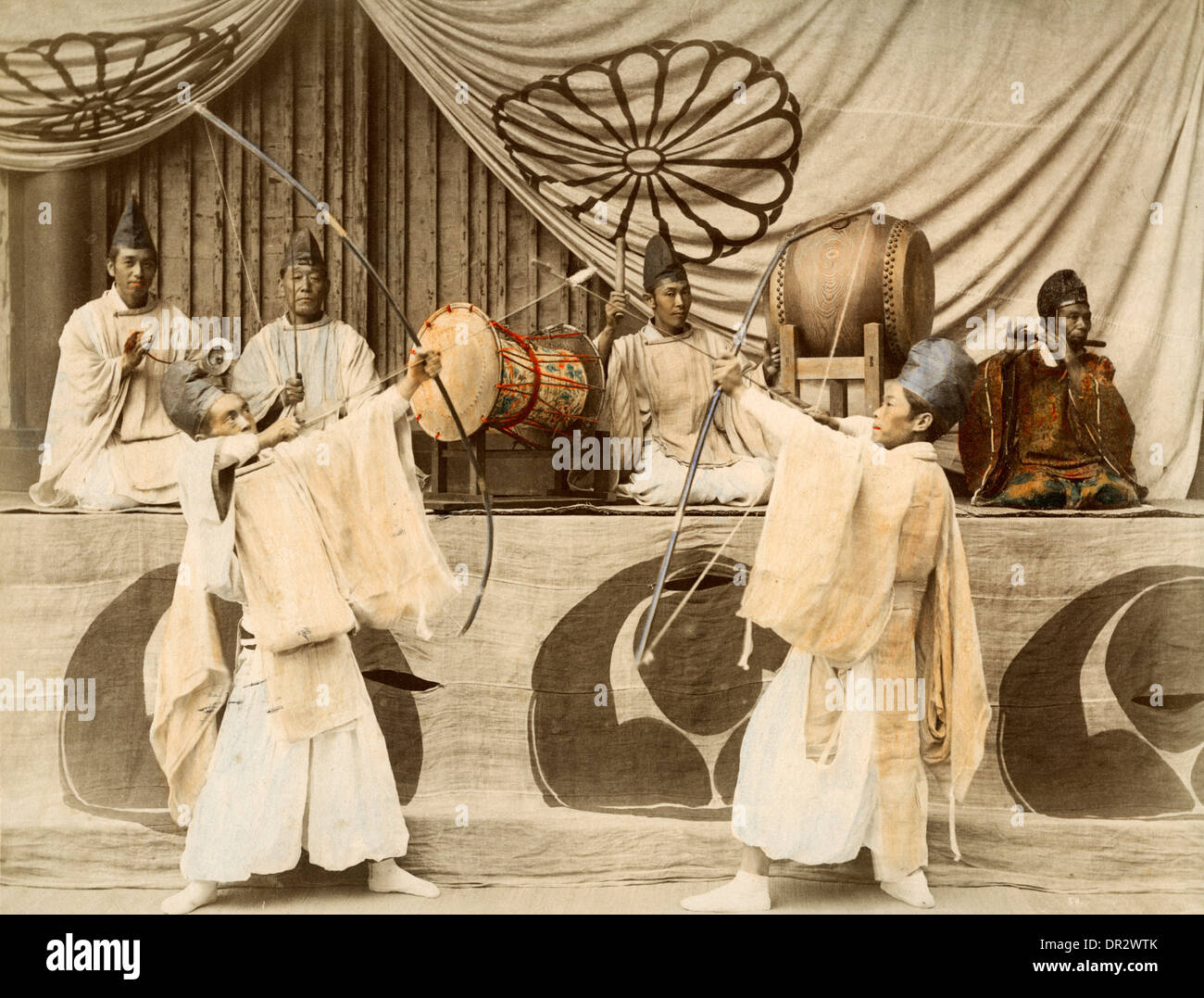 Japan shinto bow -Fotos und -Bildmaterial in hoher Auflösung - Seite 2 ...