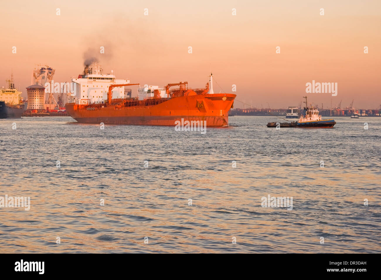 Tanker anchored -Fotos und -Bildmaterial in hoher Auflösung – Alamy
