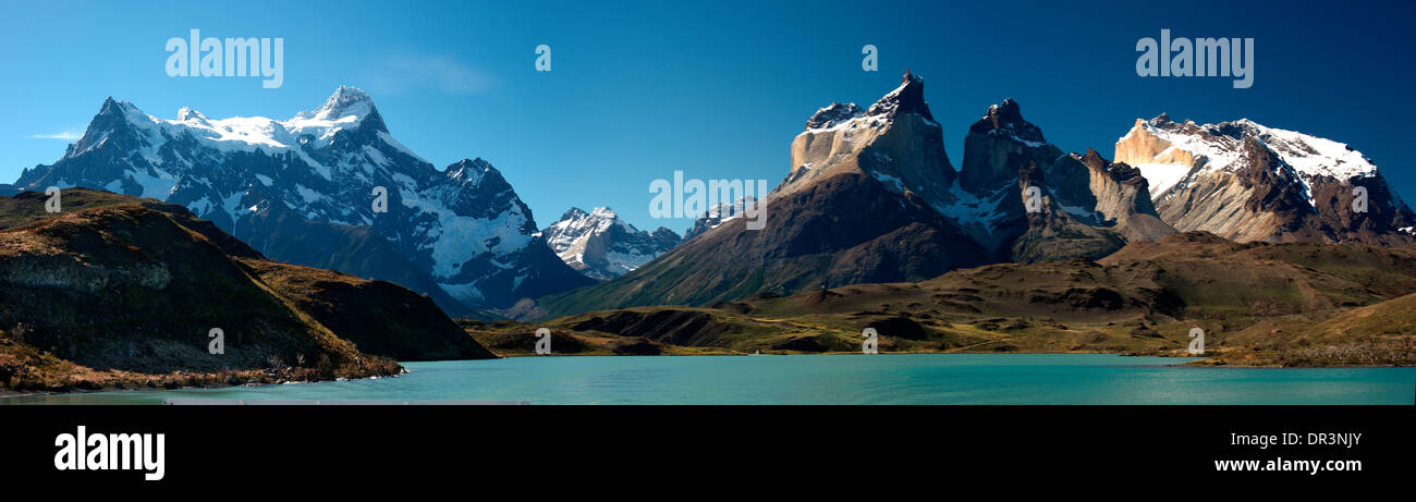 Panorama der Torres del Paine aus See Pehoe, Anden, Chile ...