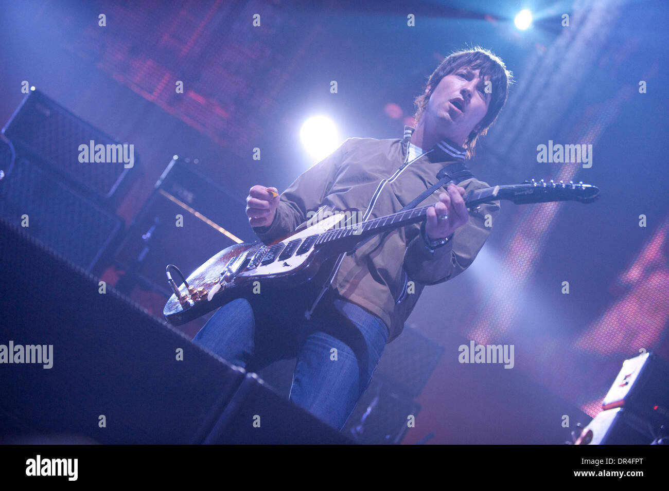 Gem archer oasis gitarrist -Fotos und -Bildmaterial in hoher Auflösung ...
