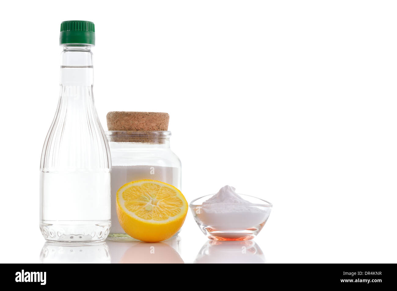 Umweltfreundliche natürliche Reiniger. Essig, Backpulver, Salz und Zitrone auf weißem ...