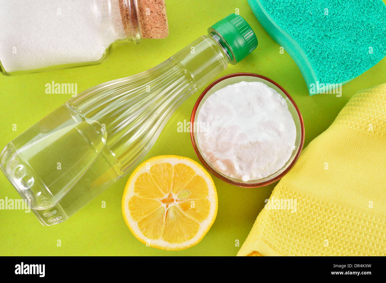Umweltfreundliche natürliche Reiniger. Essig, Backpulver, Salz, Zitrone ...