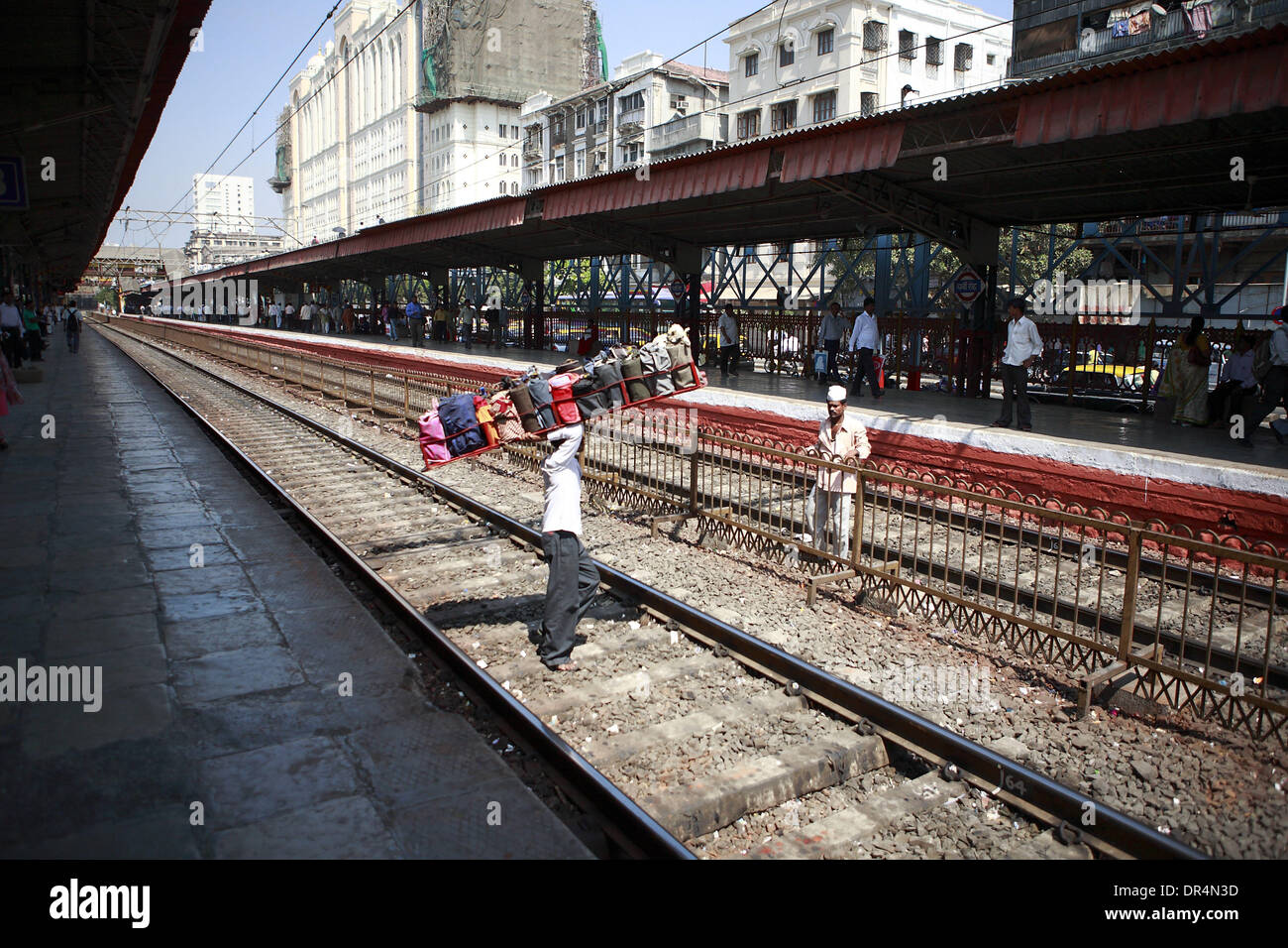 3. März 2009 - Mumbai, Maharashtra, Indien - Dabbawallas gefüllte ...