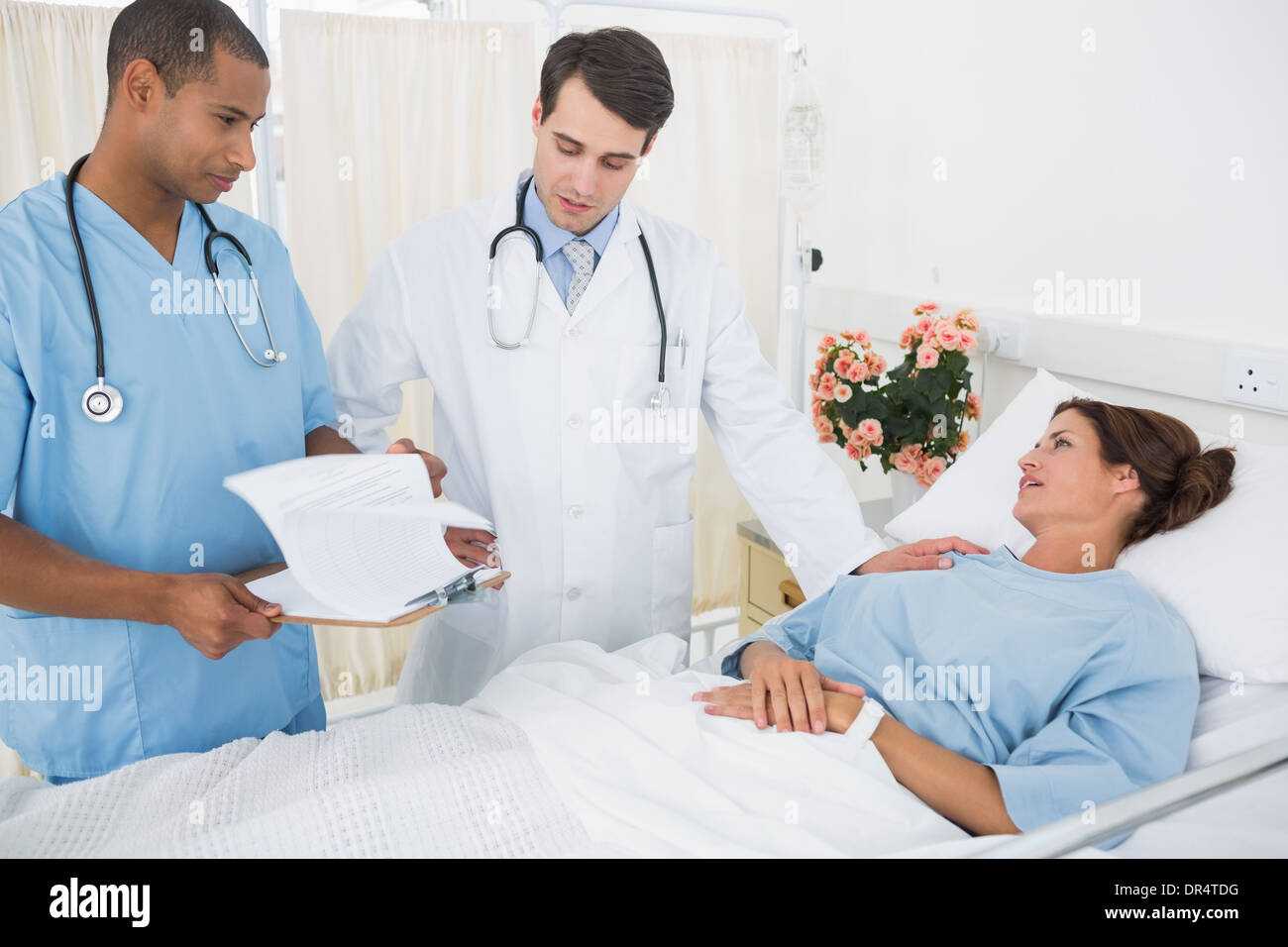 Ärzte, die Patientin im Krankenhaus besuchen Stockfotografie - Alamy