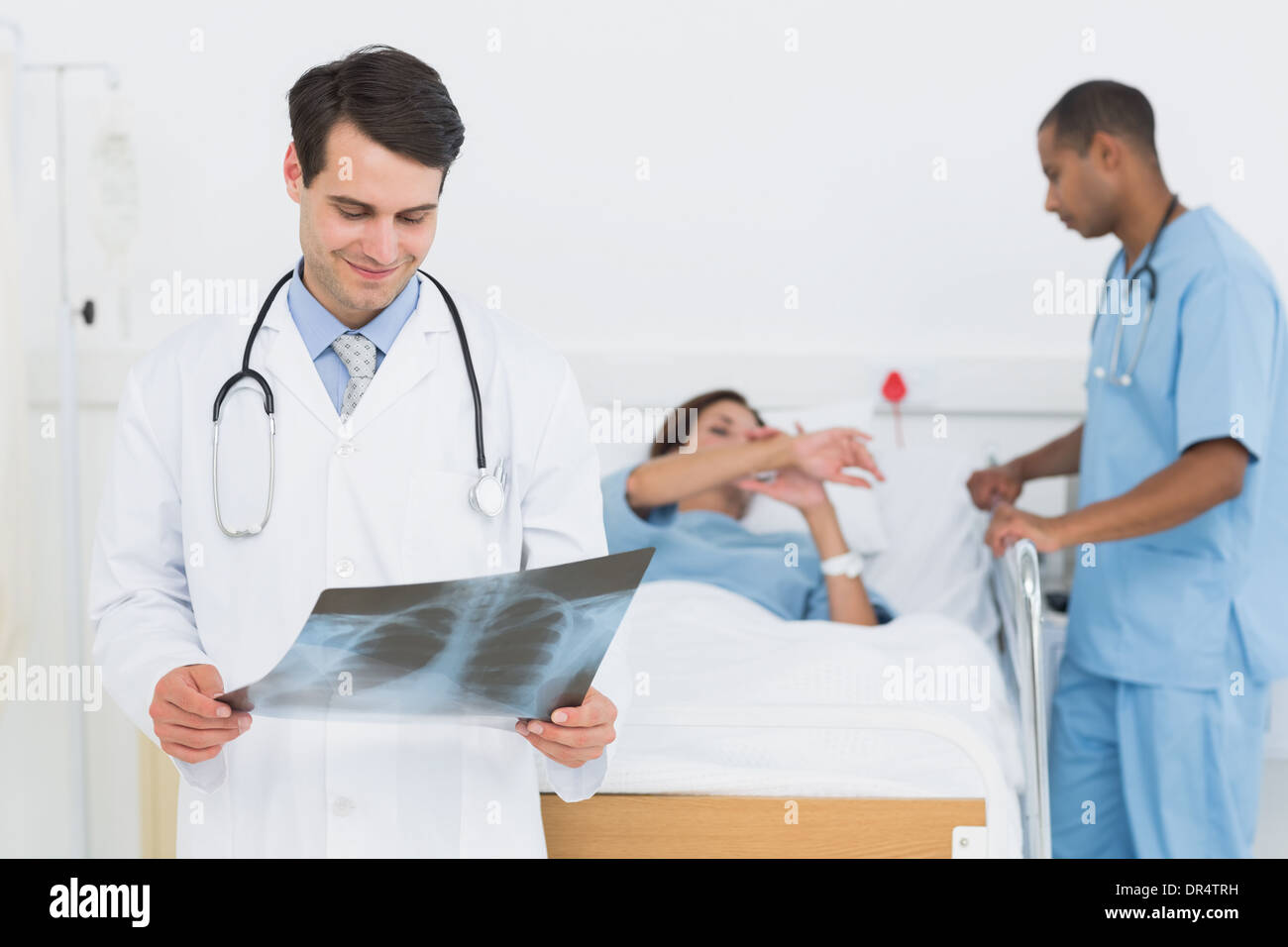 Arzt Untersuchung Röntgen mit Patienten im Krankenhaus Stockfotografie ...