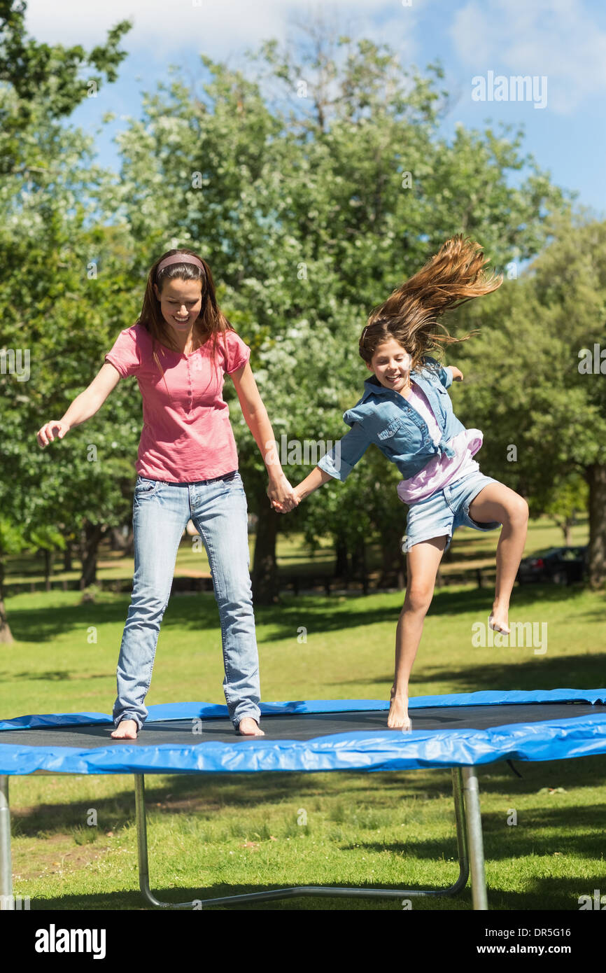 Girl mid air in trampoline -Fotos und -Bildmaterial in hoher Auflösung ...