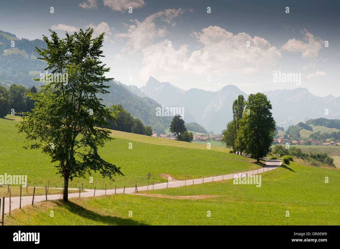 Radweg in die Saane-Tal in der Nähe von Neirivue in den Schweizer Alpen ...