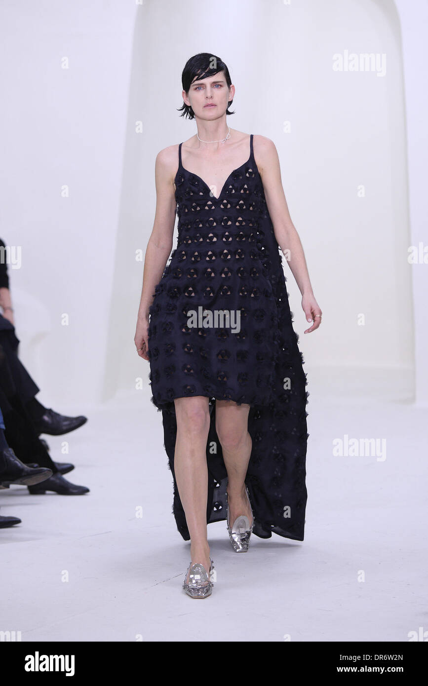 Ines de la fressange catwalk -Fotos und -Bildmaterial in hoher ...