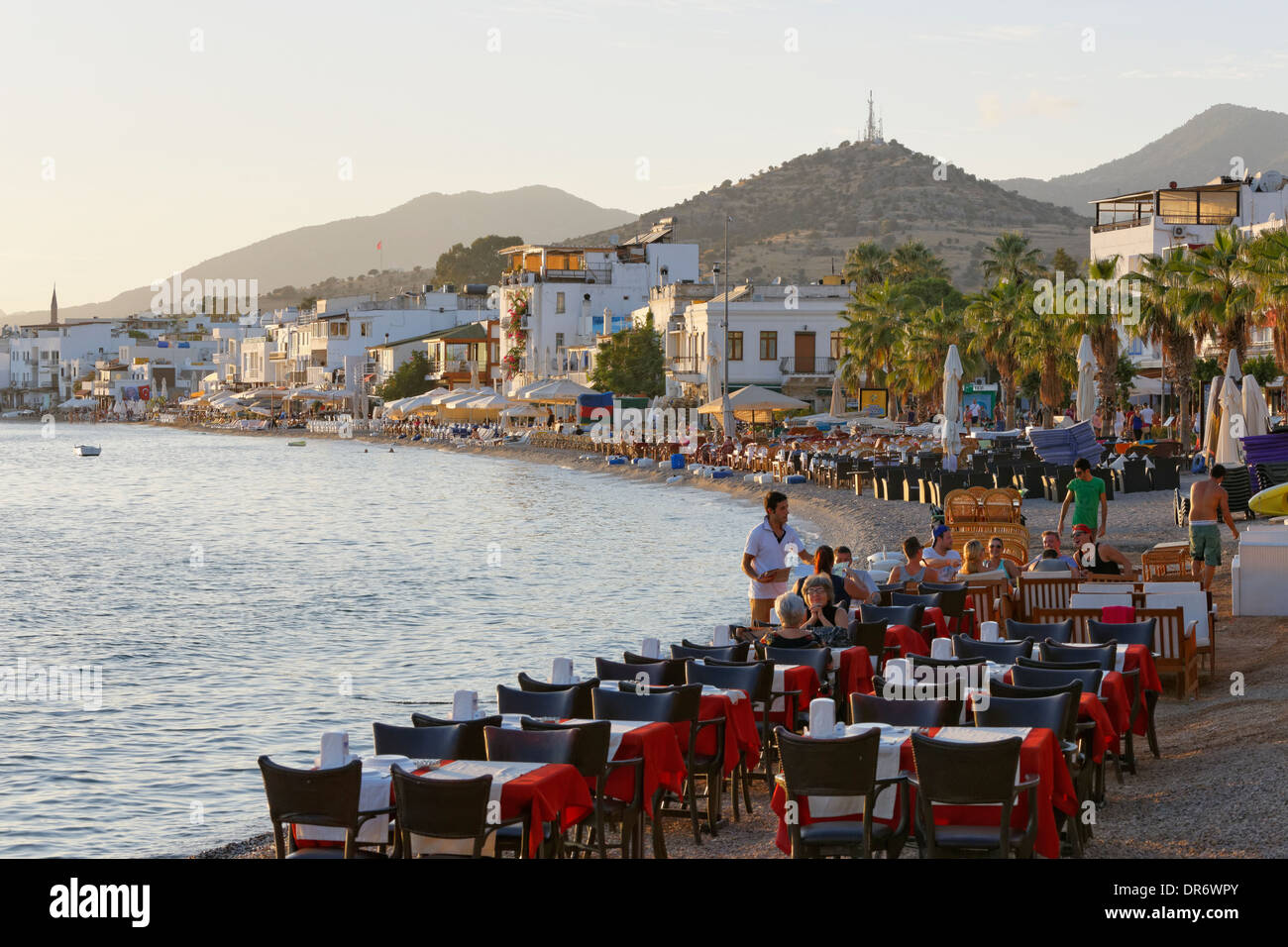 Türkei, Bodrum, Restaurant am Strand von Kumbahce Bay Stockfotografie ...