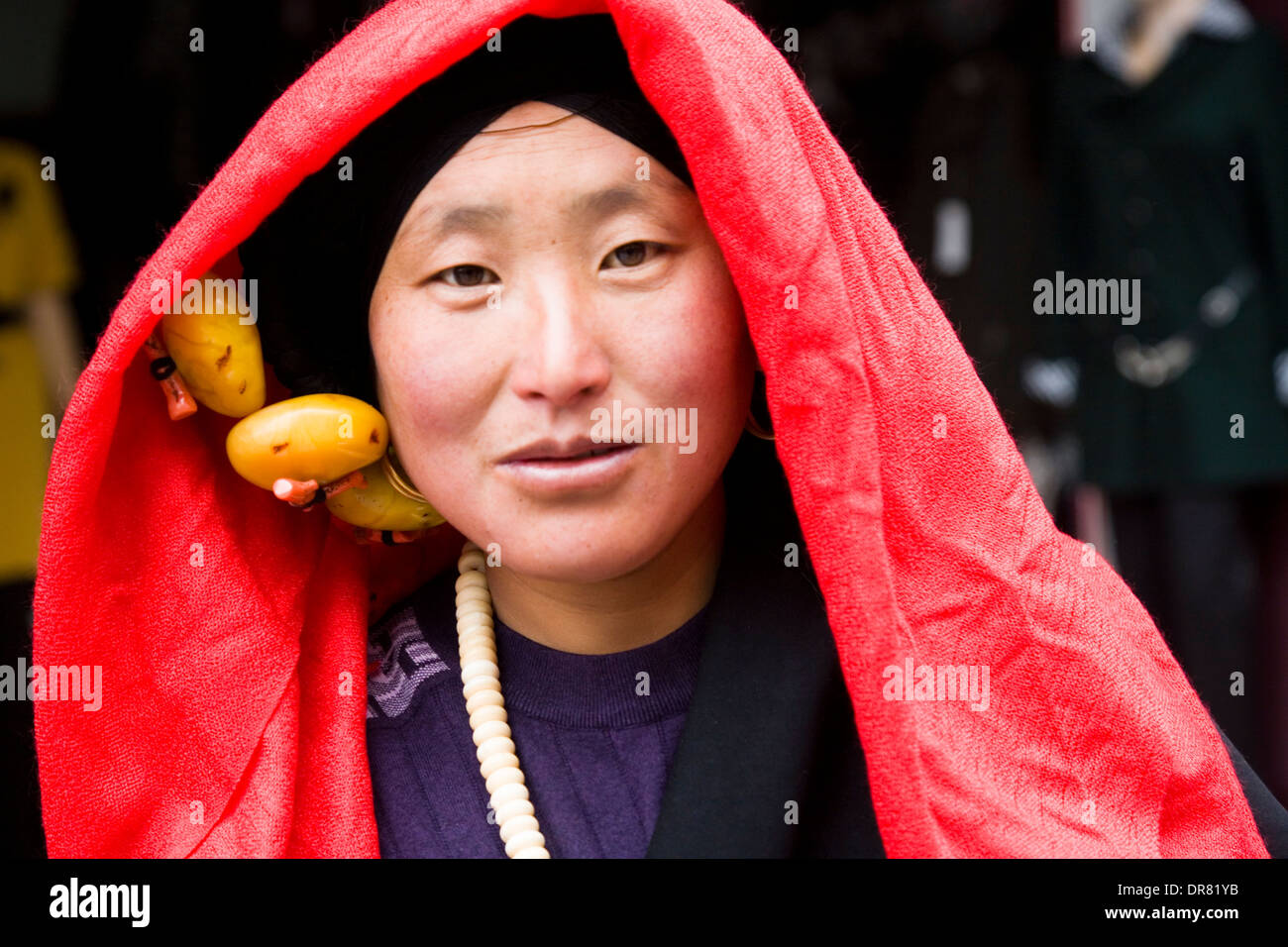 Tibetan girl in traditional costume -Fotos und -Bildmaterial in hoher ...