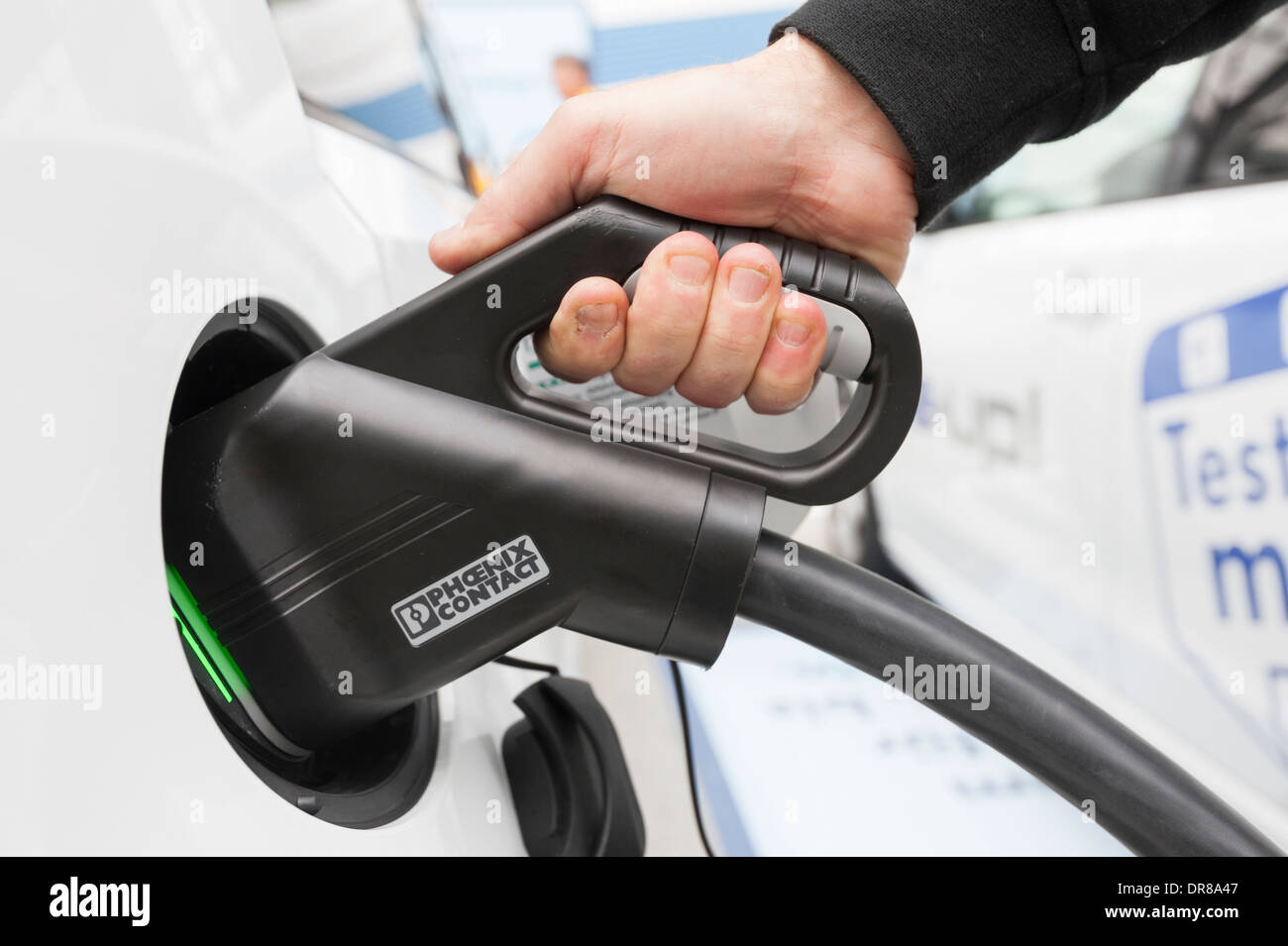 Elektroauto ladestation schweiz -Fotos und -Bildmaterial in hoher ...