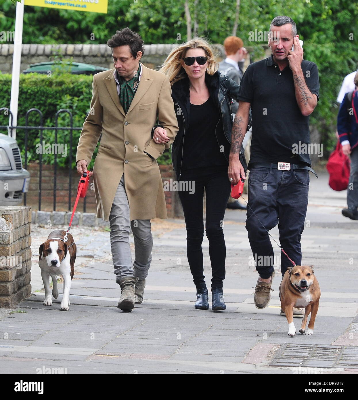 Kate Moss und ihr Mann Jamie Hince, Spaziergang mit ihrem Hund Archie ...