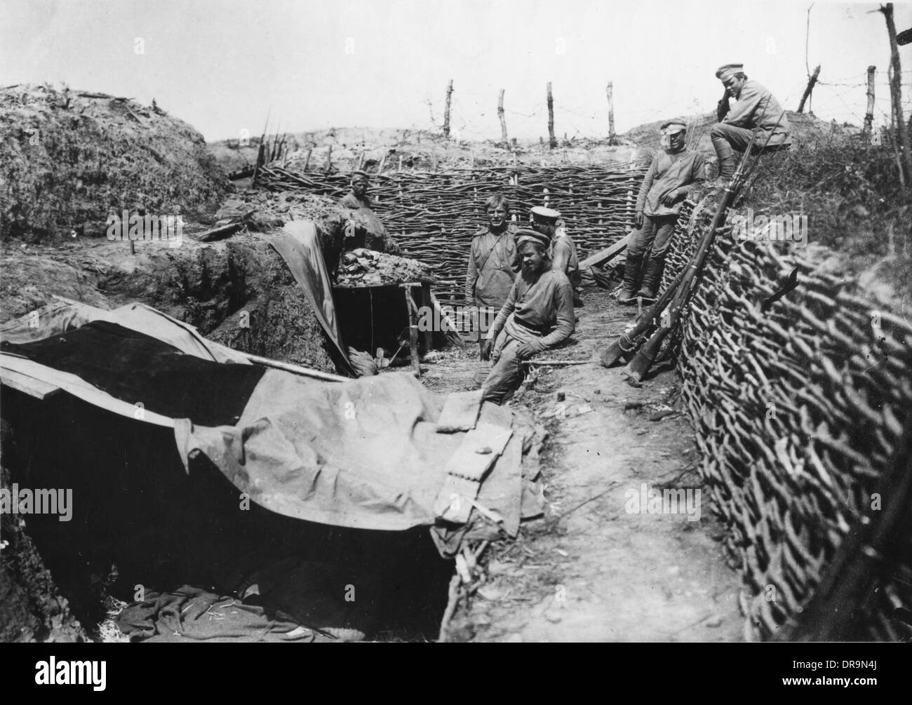 Russische soldaten in einem graben -Fotos und -Bildmaterial in hoher Auflösung – Alamy