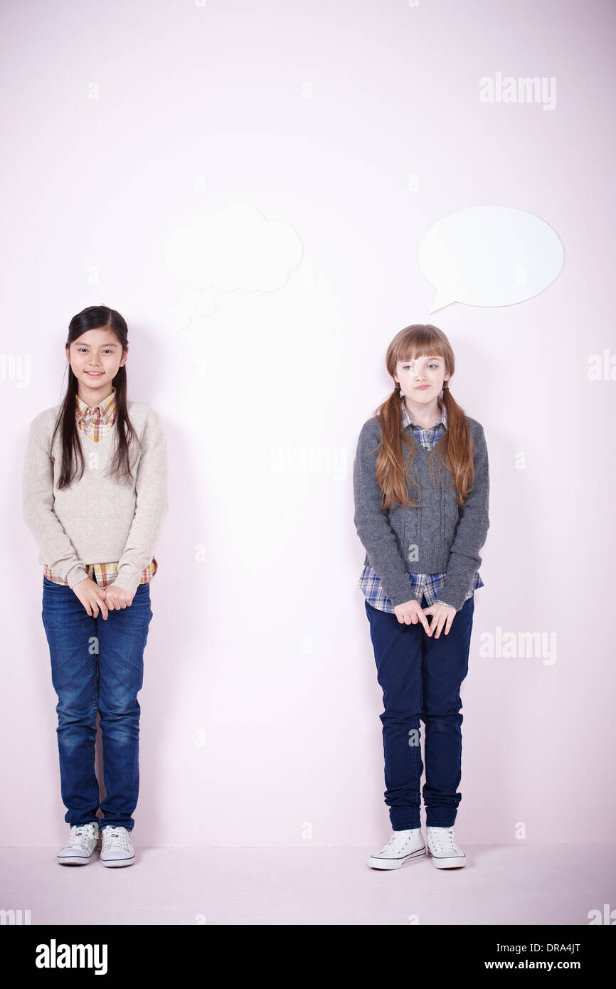 Zwei leute stehen -Fotos und -Bildmaterial in hoher Auflösung – Alamy