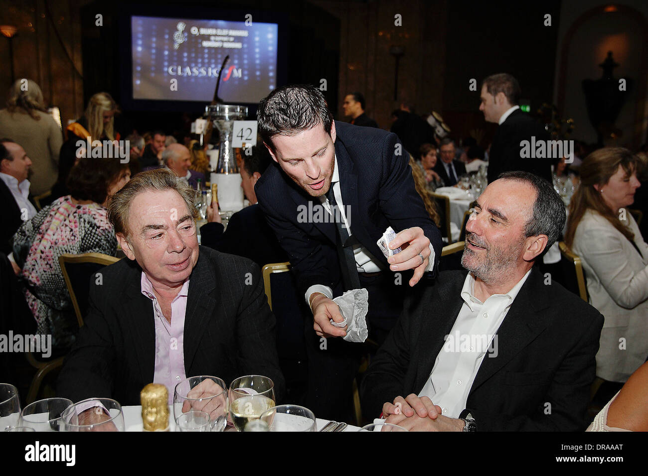 Magier Paul Lytton führt einen Zaubertrick mit Sir Andrew Lloyd Webber ...