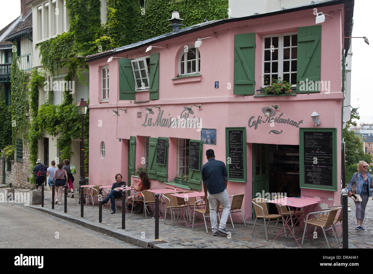 Parisian Restaurant La Maison Rose in Montmartre, Paris, Frankreich Stockfotografie - Alamy