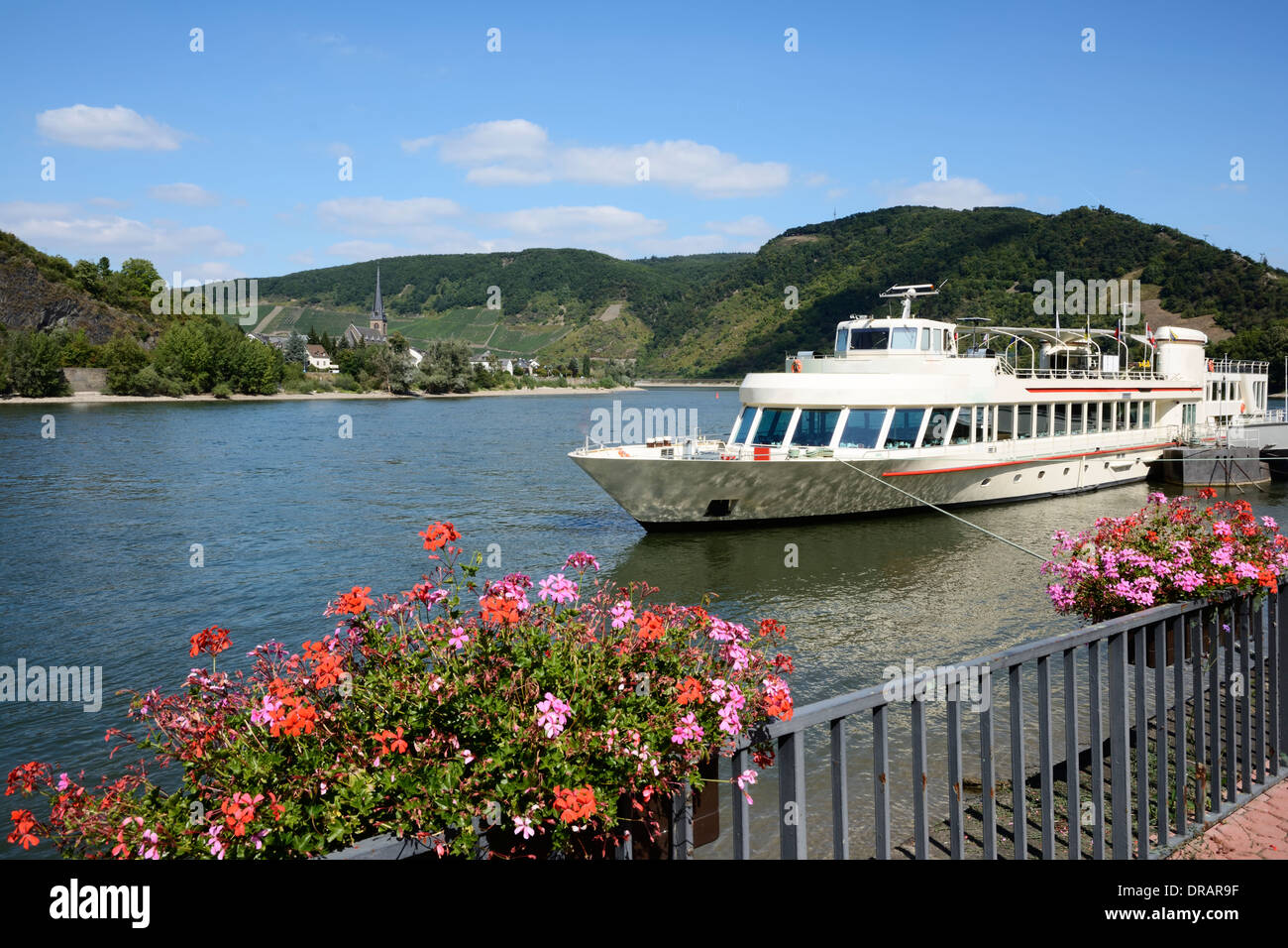 Hin-und Rückfahrt Schiff im Hafen am Rhein in Deutschland ...
