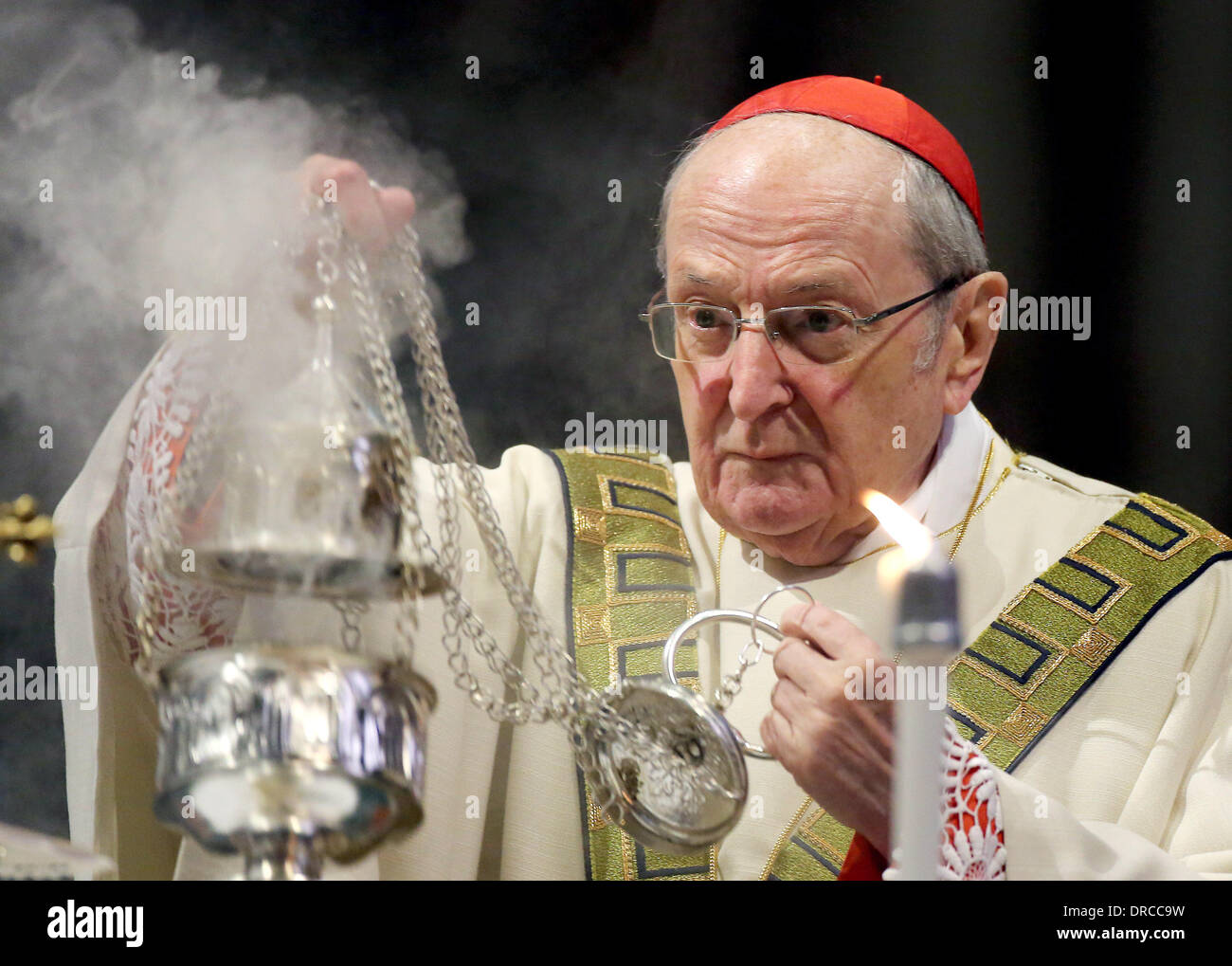 Kölner Kardinal Joachim Meisner steht auf dem Altar in der Kathedrale ...