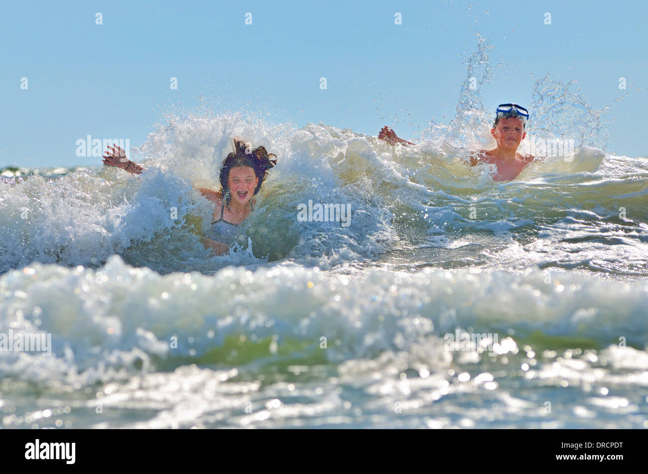 Kinder spielen schwimmen nass -Fotos und -Bildmaterial in hoher ...