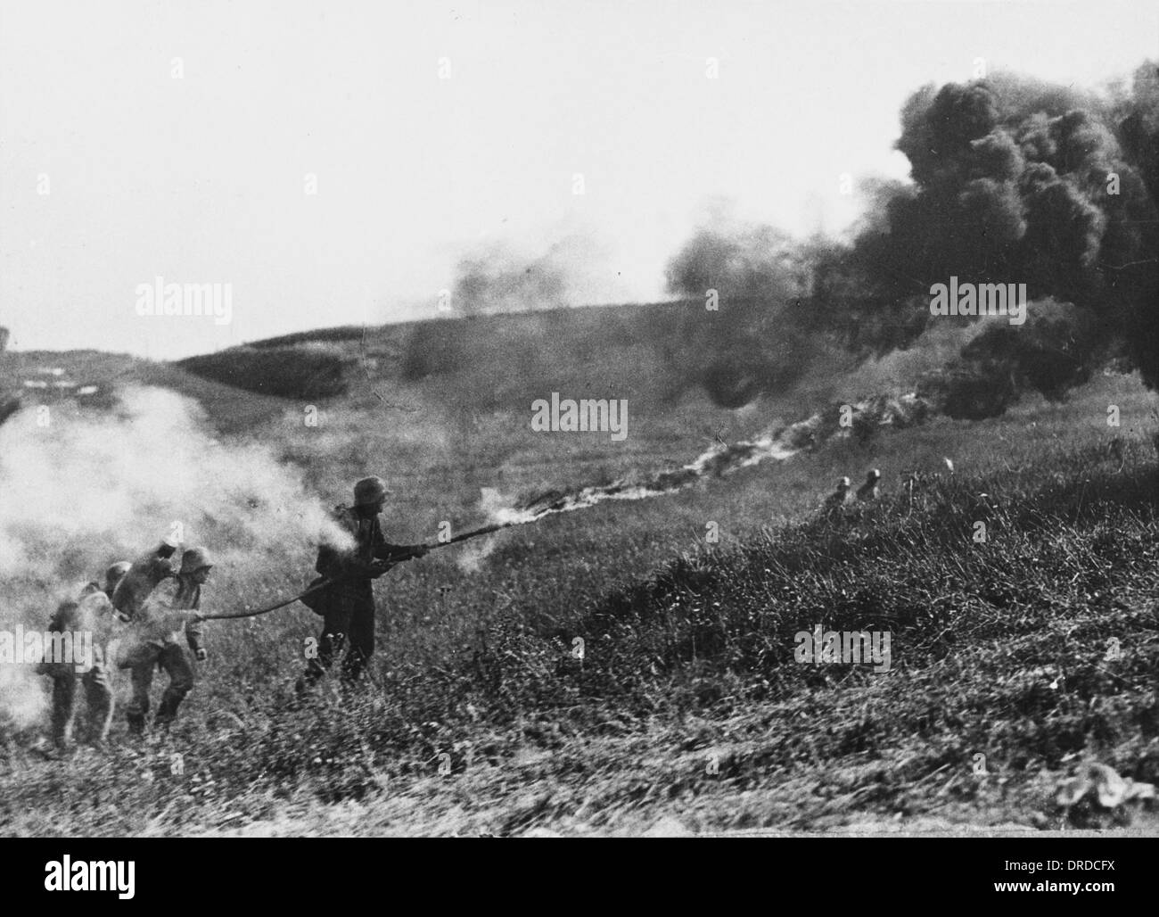 Flamethrower world war -Fotos und -Bildmaterial in hoher Auflösung – Alamy