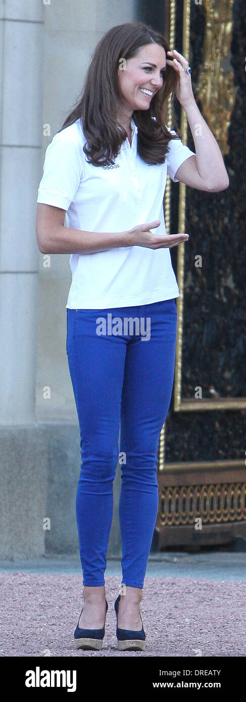 Catherine, Herzogin von Cambridge aka Kate Middleton begrüßt das ...