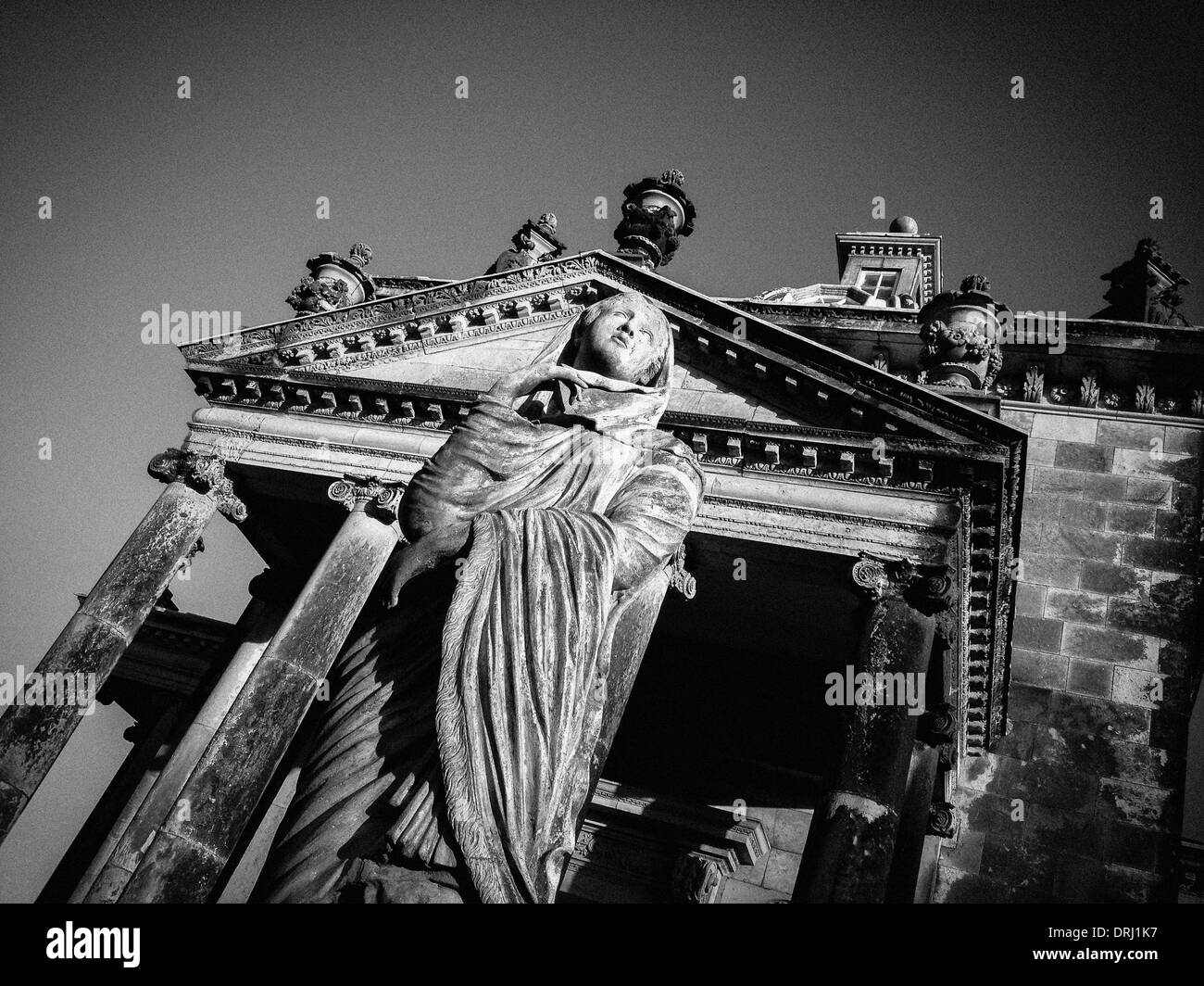 Körniges monochromes Bild einer weiblichen Statue auf dem Tempel der ...