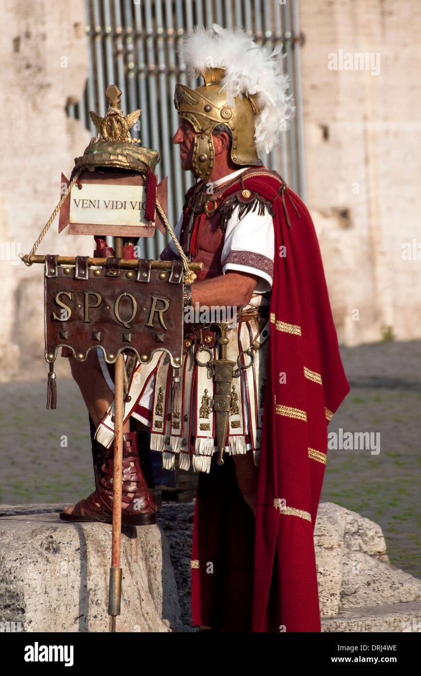 Costume gladiator rome -Fotos und -Bildmaterial in hoher Auflösung – Alamy