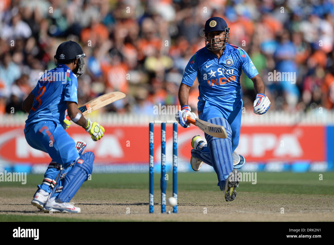 Hamilton, Neuseeland. 28. Januar 2014. Ravindra Jadeja und MS Dhoni in ...