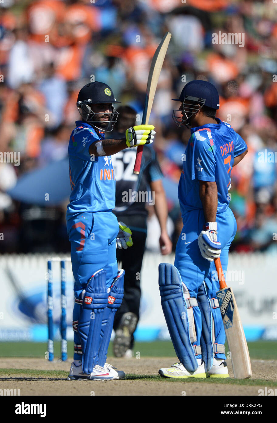 Hamilton, Neuseeland. 28. Januar 2014. Ravindra Jadeja und MS Dhoni in ...