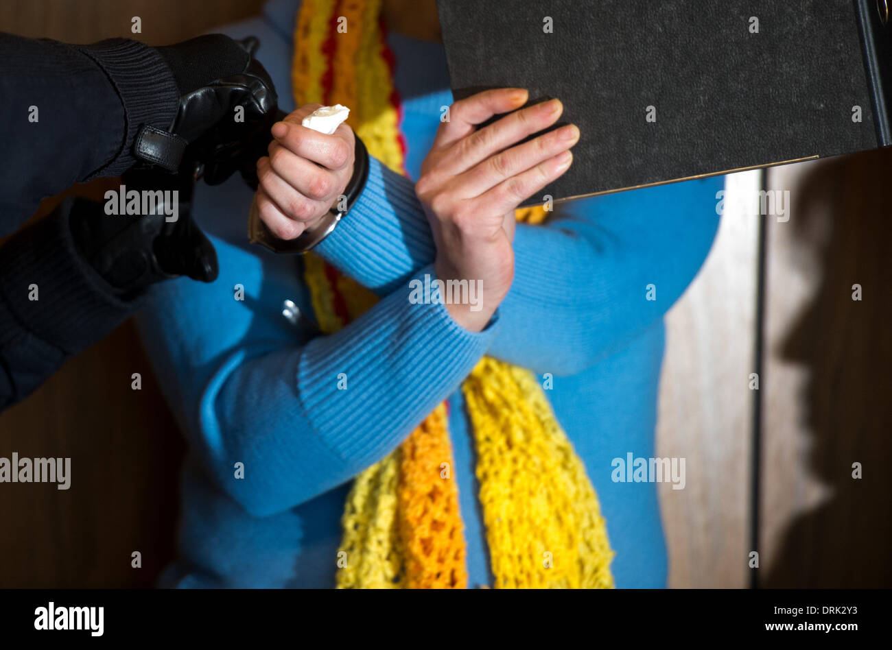 Frau in handschellen vor gericht -Fotos und -Bildmaterial in hoher ...