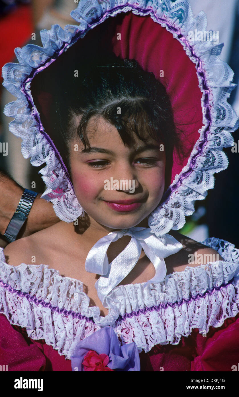 Griechisches Mädchen in traditioneller Folklore Kostüm bei Spring ...