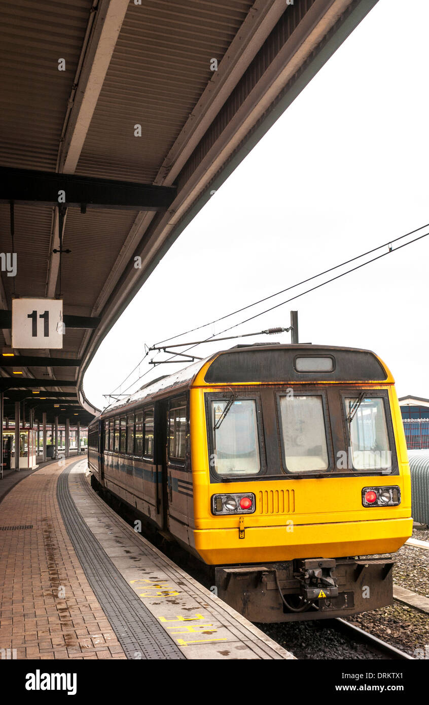 Station platform stop -Fotos und -Bildmaterial in hoher Auflösung – Alamy