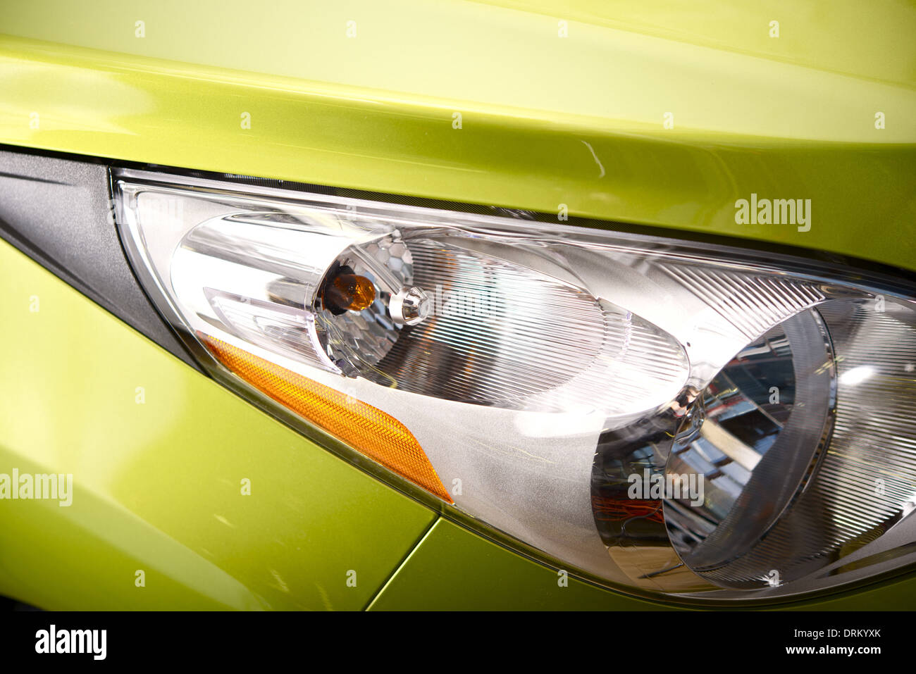 Scheinwerfer des autos -Fotos und -Bildmaterial in hoher Auflösung – Alamy