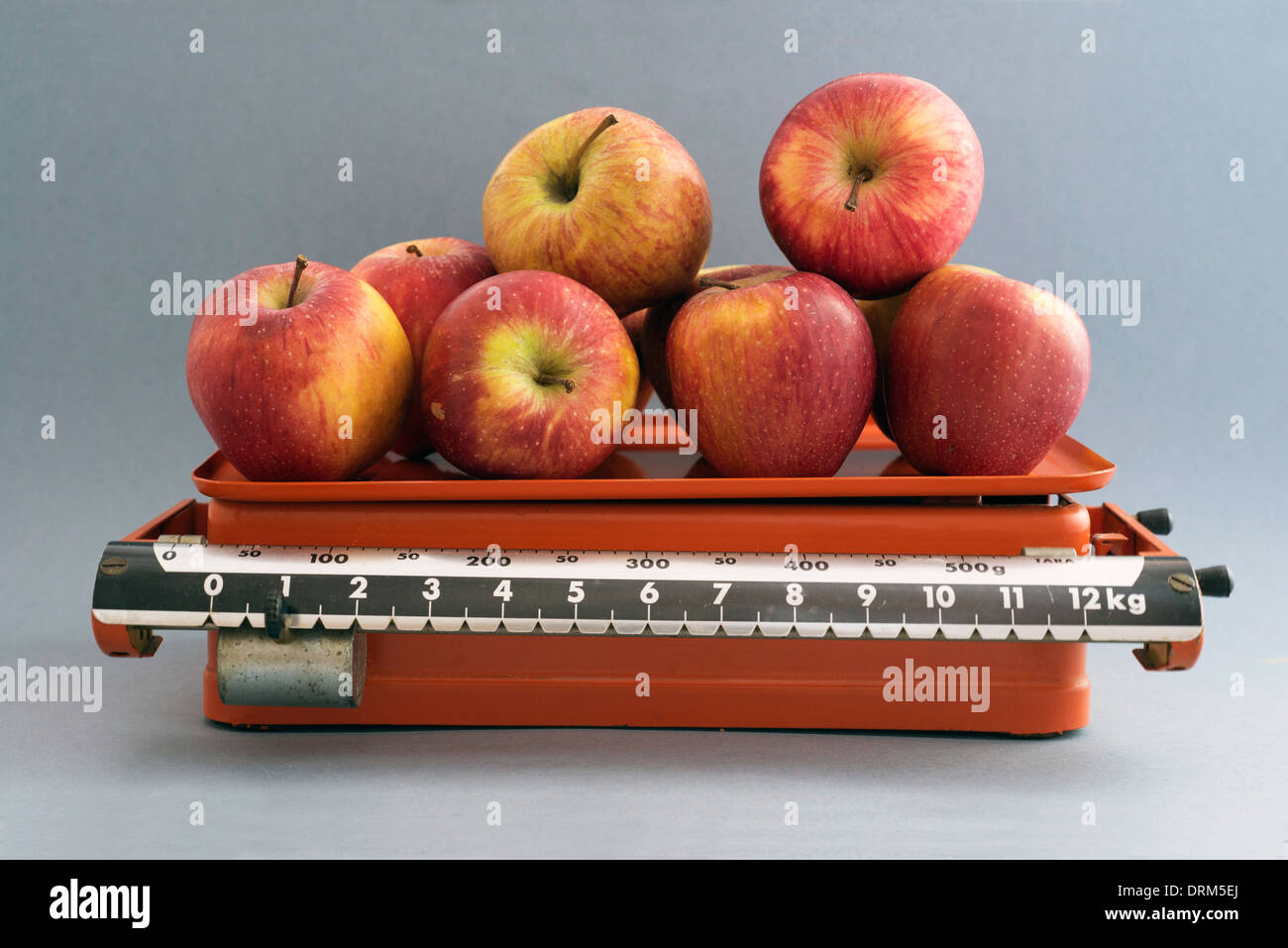Antique kitchen scales -Fotos und -Bildmaterial in hoher Auflösung – Alamy