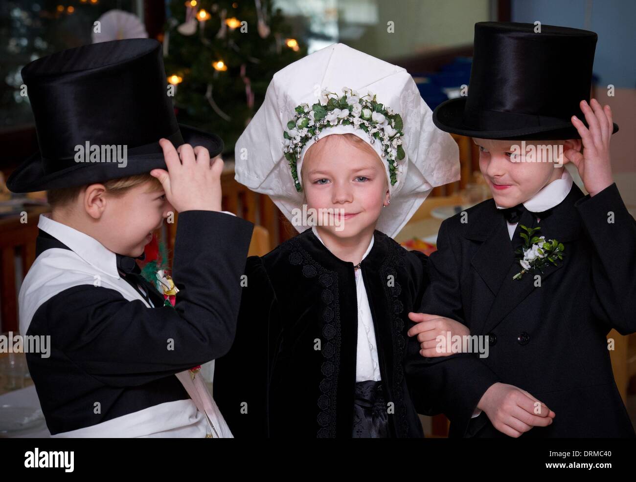 Cottbus, Deutschland. 29. Januar 2014. Bride Jolien (C) und Groom John ...