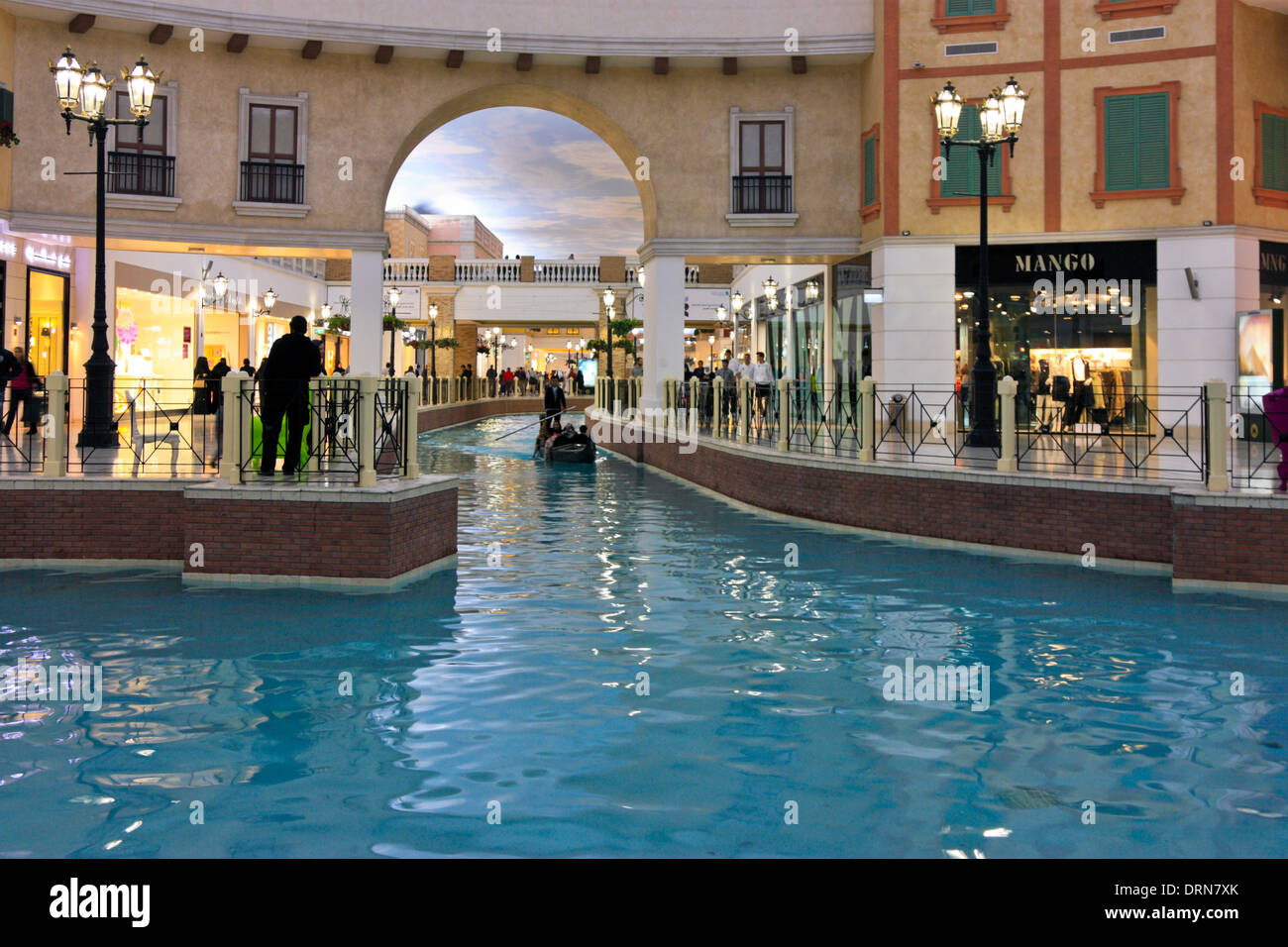 Doha villaggio einkaufszentrum -Fotos und -Bildmaterial in hoher Auflösung – Alamy