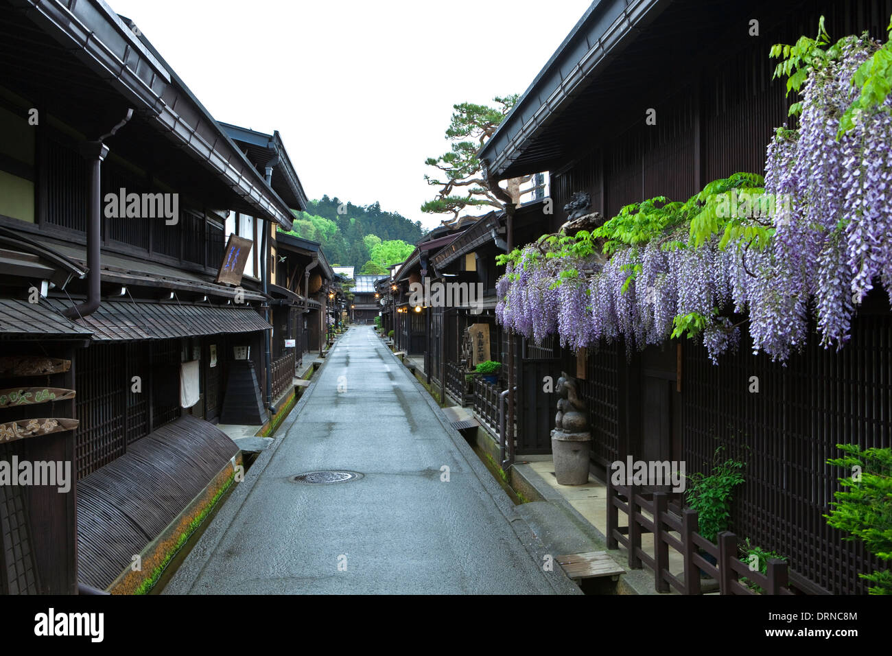 Traditionelle Einkaufsstraße in Takayama Sannomachi der Präfektur Gifu ...