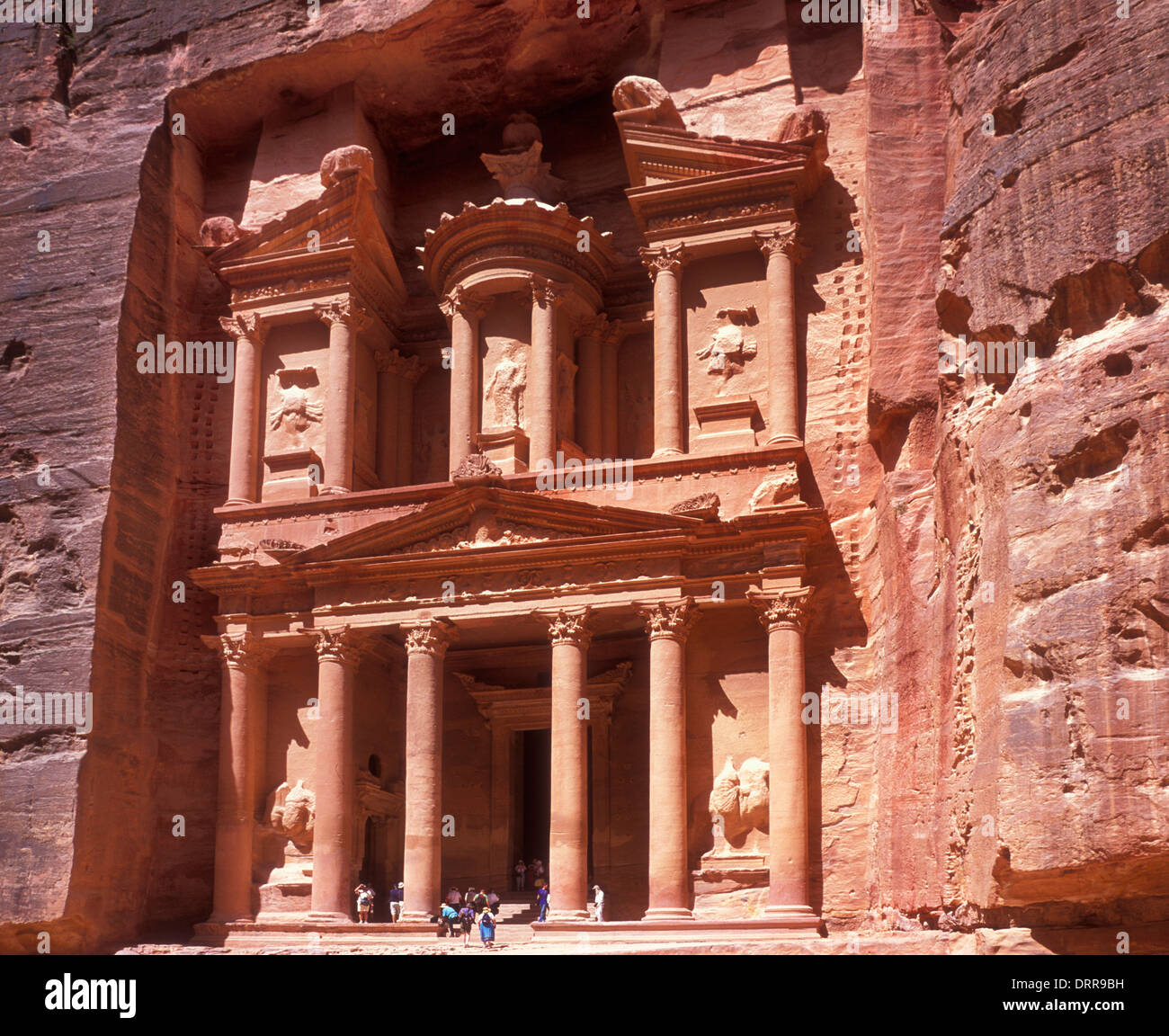 Touristen, die in die Staatskasse Petra Jordanien petra Treasury al ...