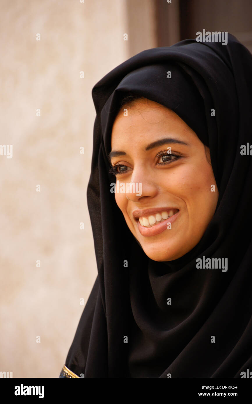 Muslim girl smiling -Fotos und -Bildmaterial in hoher Auflösung – Alamy