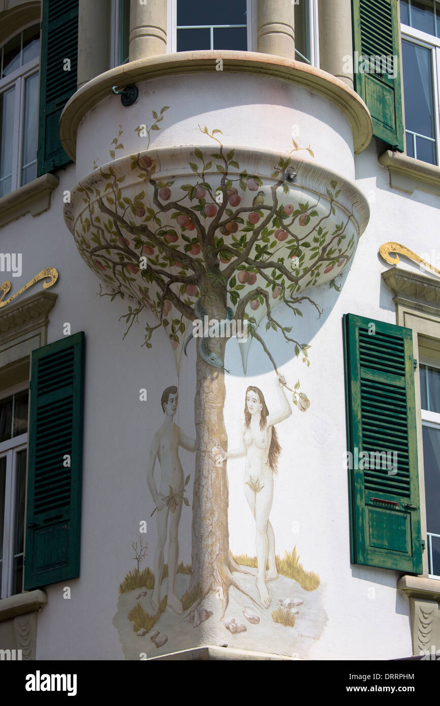 Wandbild von Adam und Eva im Garten Eden religiöse Szene im Marktplatz in Interlaken im Berner ...