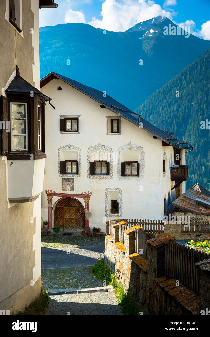 Im Engadin malte das Dorf Guarda - alte 17. Jahrhundert Steinbauten ... Im Engadin malte das Dorf Guarda - alte 17. Jahrhundert Steinbauten ...