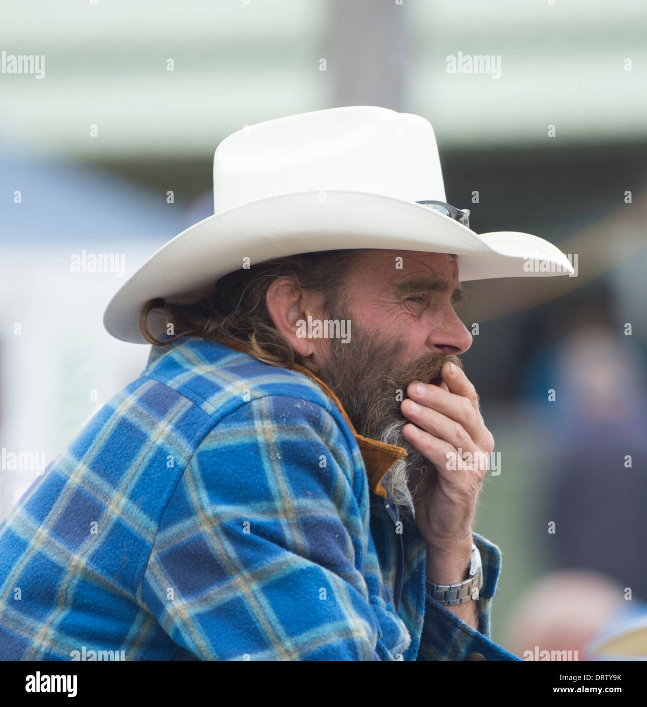 Bärtige australischen Mann trägt einen weißen Stetson - Taralga Rodeo ...