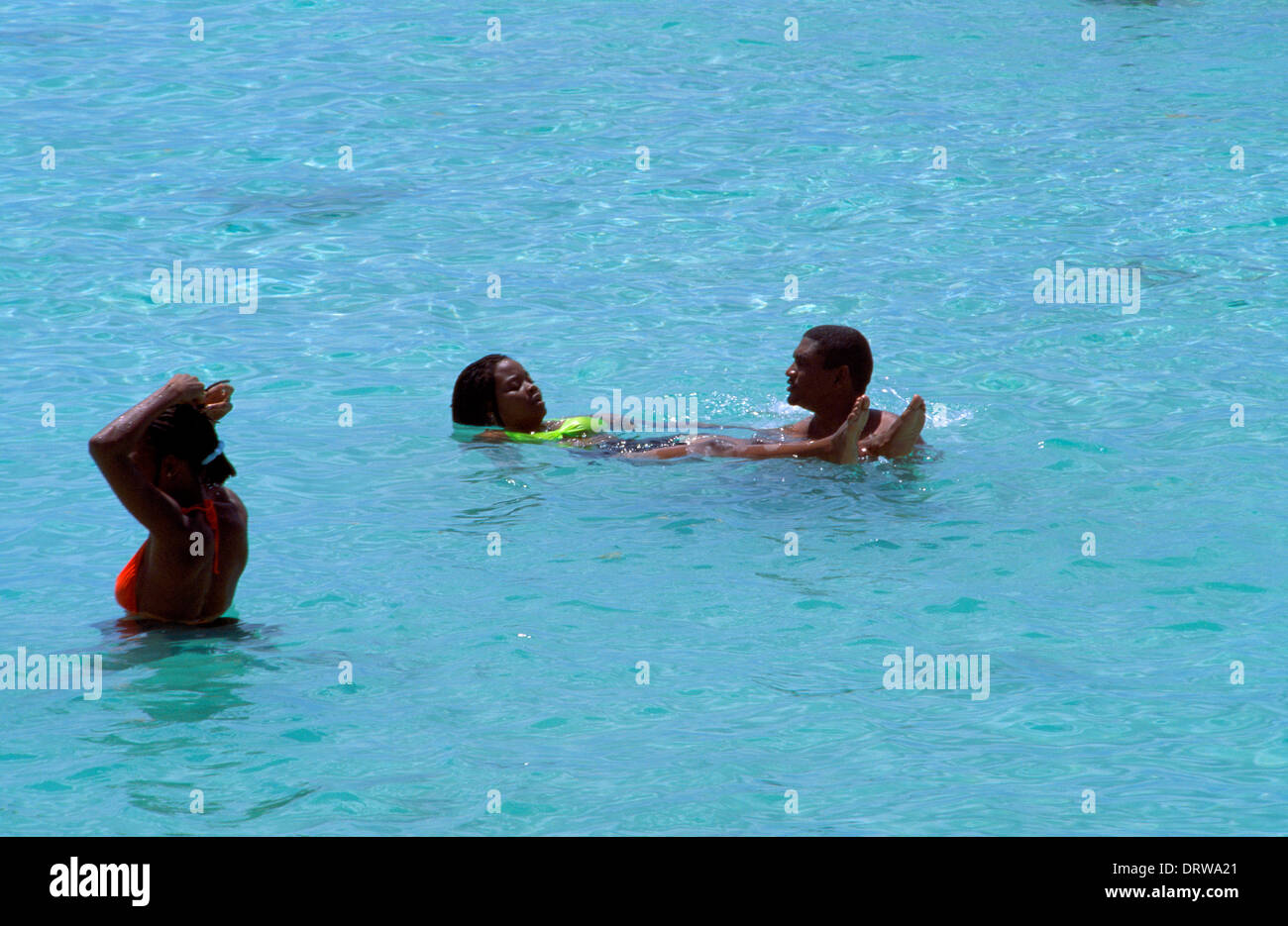 Nylon pool people swimming -Fotos und -Bildmaterial in hoher Auflösung ...