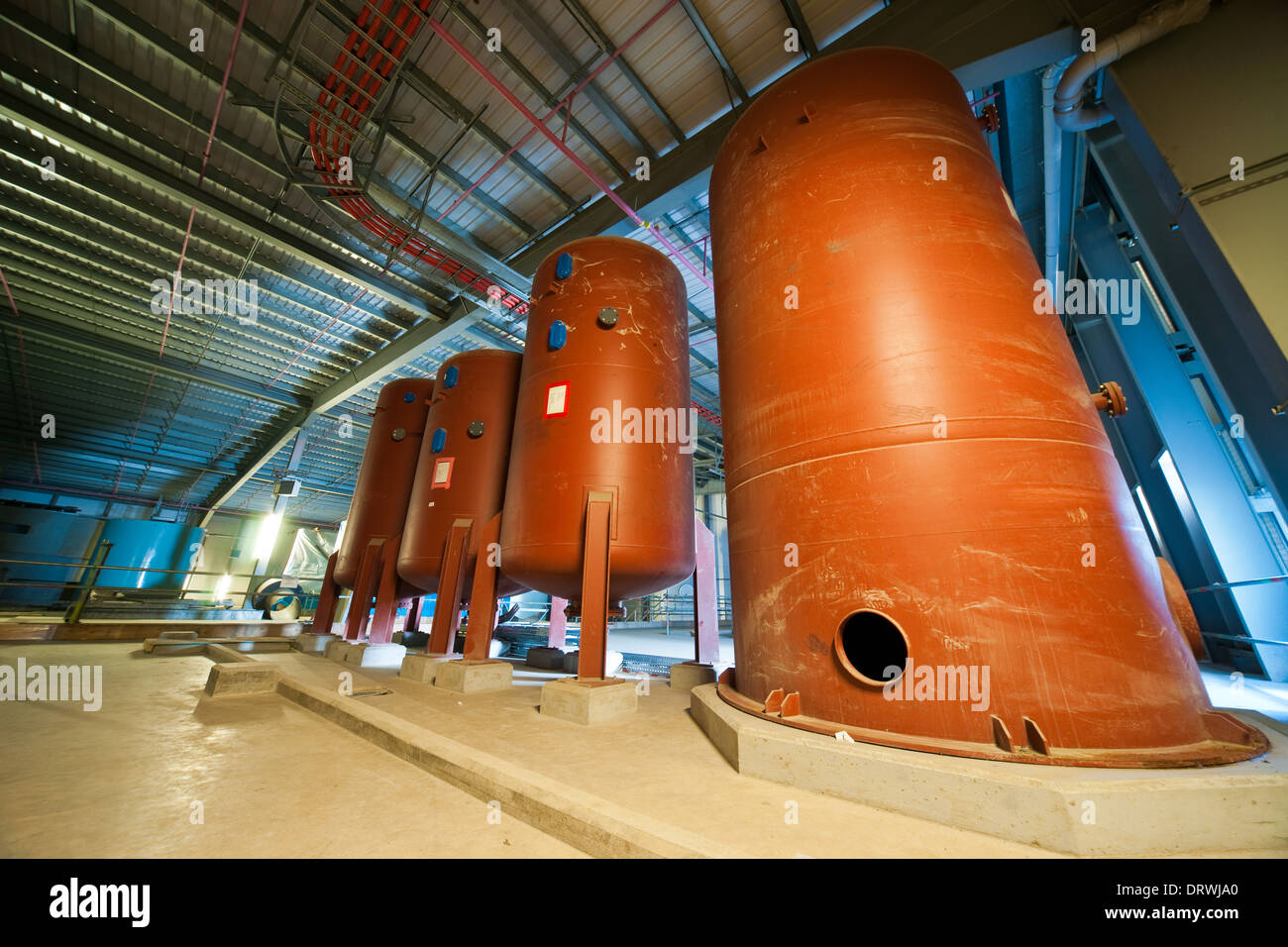 Lagertanks in einer Halbleiterfabrik Stockfotografie - Alamy