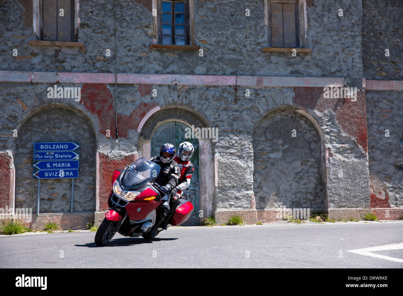 Motorradfahrer und Beifahrer auf BMW Touring Motorrad auf der Stelvio ...