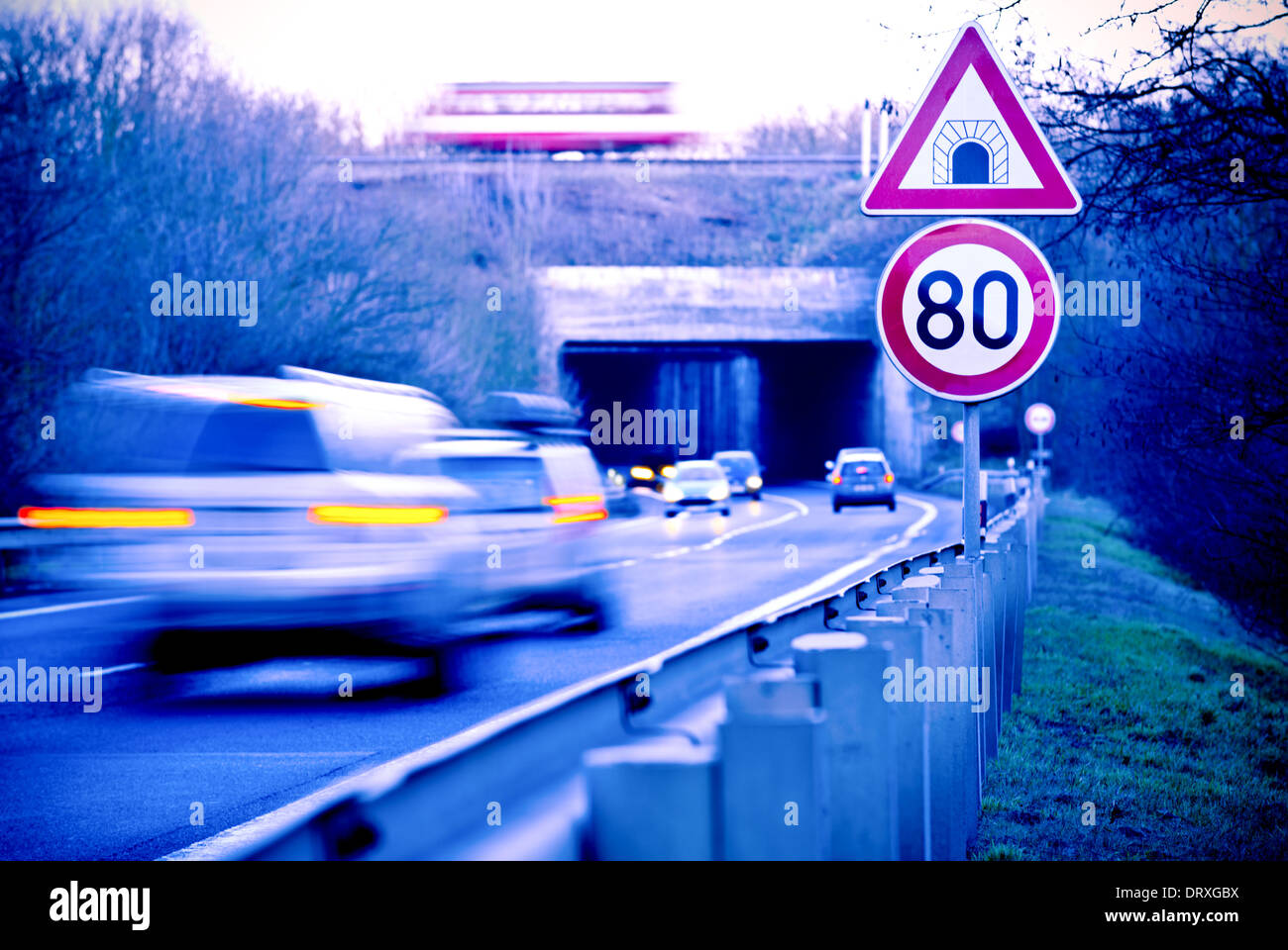 Richtung auto autos -Fotos und -Bildmaterial in hoher Auflösung – Alamy