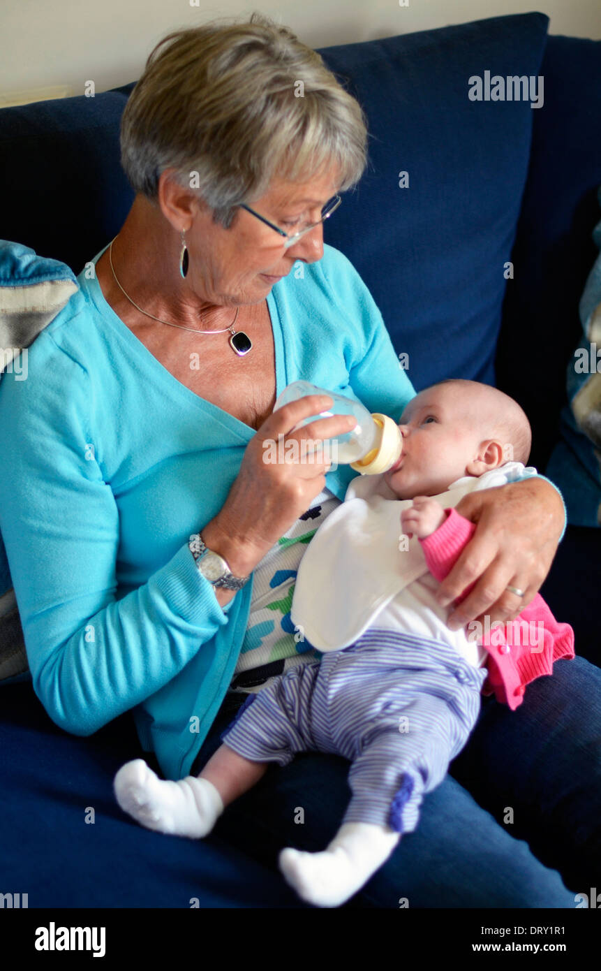 Baby mit flasche -Fotos und -Bildmaterial in hoher Auflösung – Alamy