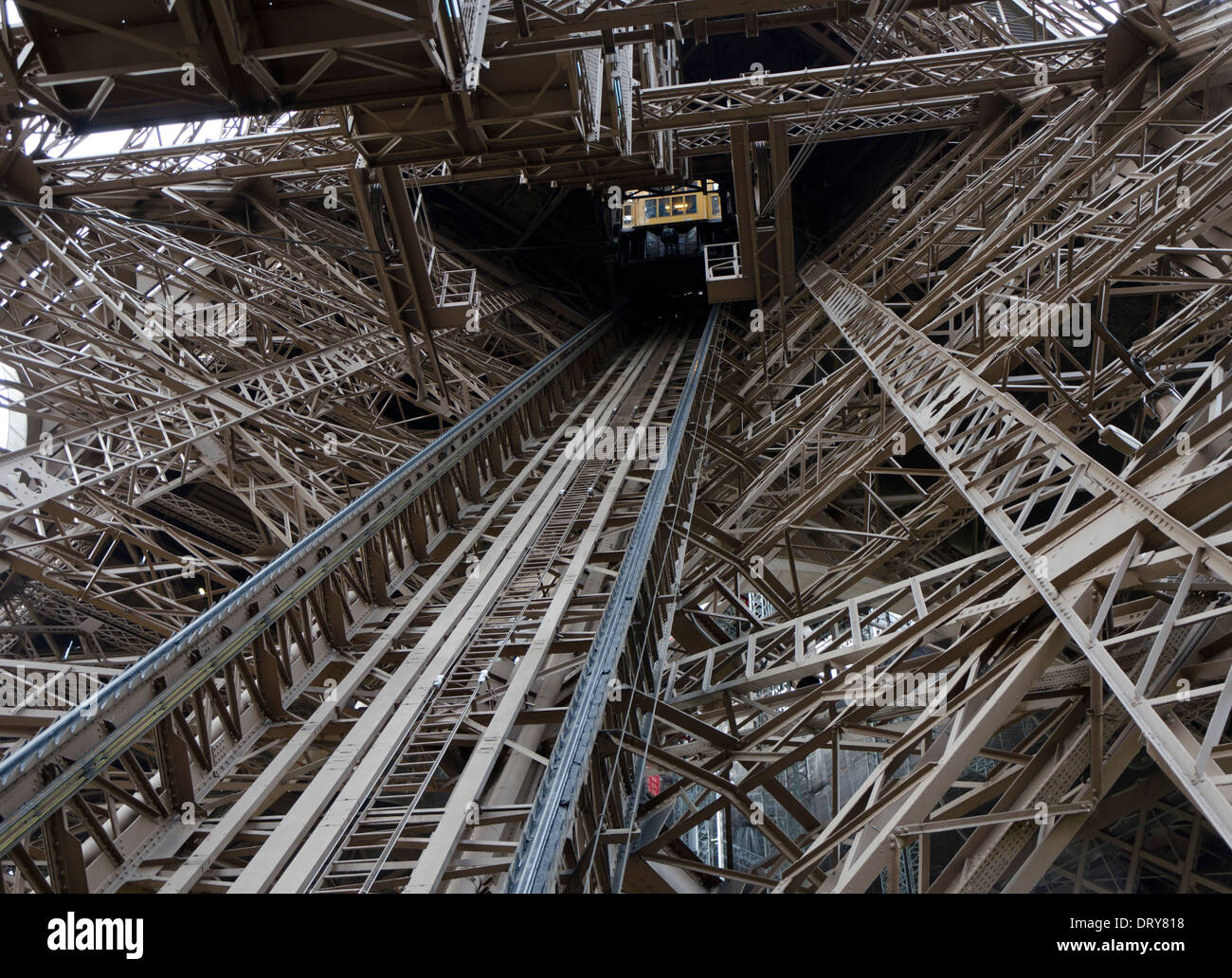 Eiffel tower elevator -Fotos und -Bildmaterial in hoher Auflösung – Alamy
